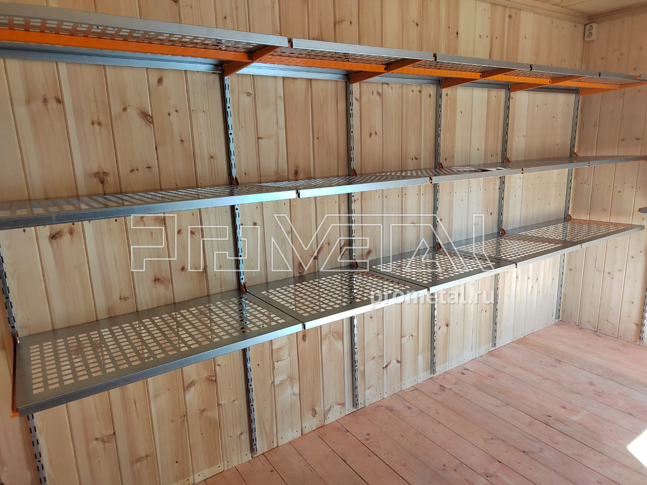 Стеллажная система хранения для хозблока с деревянными стенами